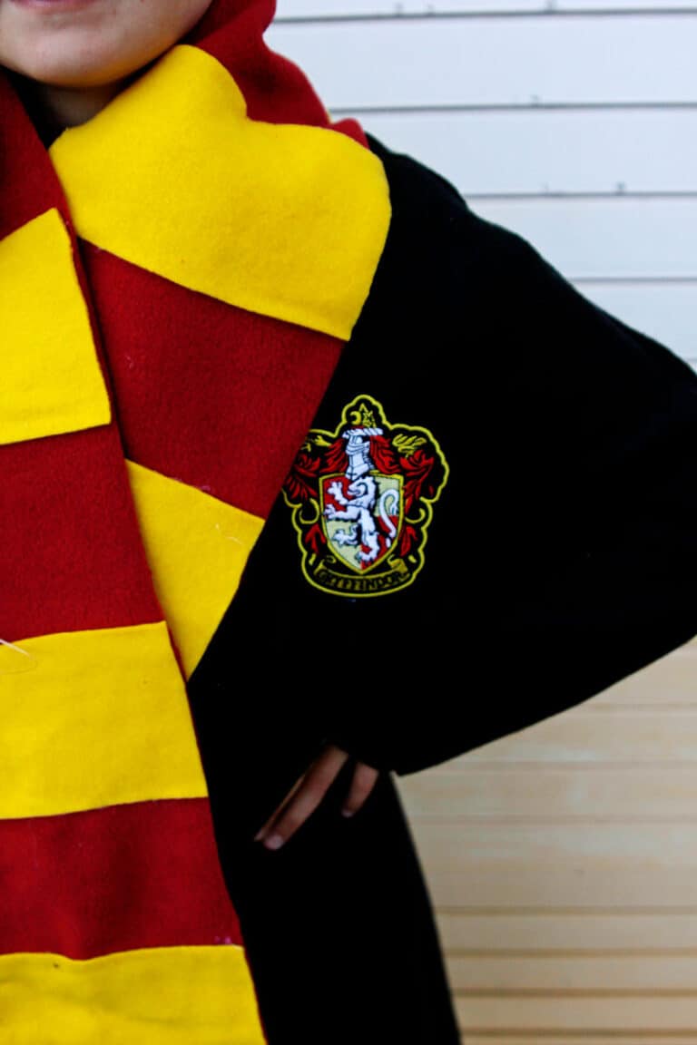 Harry Potter Scarf Pattern - No Sew Gryffindor Scarf - see kate sew