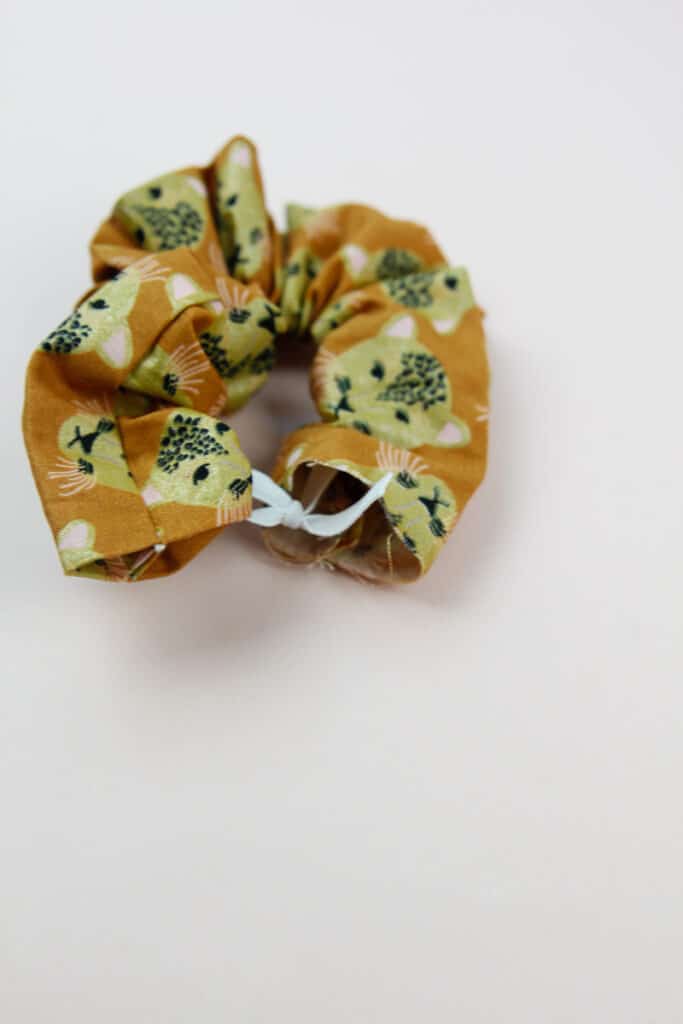 how to sew a scrunchie - easy tutorial - see kate sew