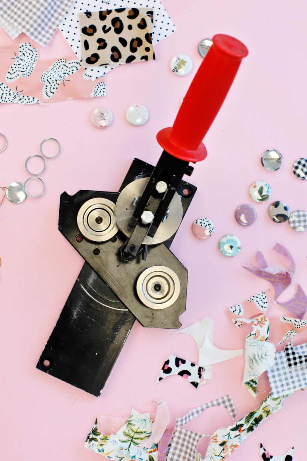 how to make button pins with fabric scraps - see kate sew