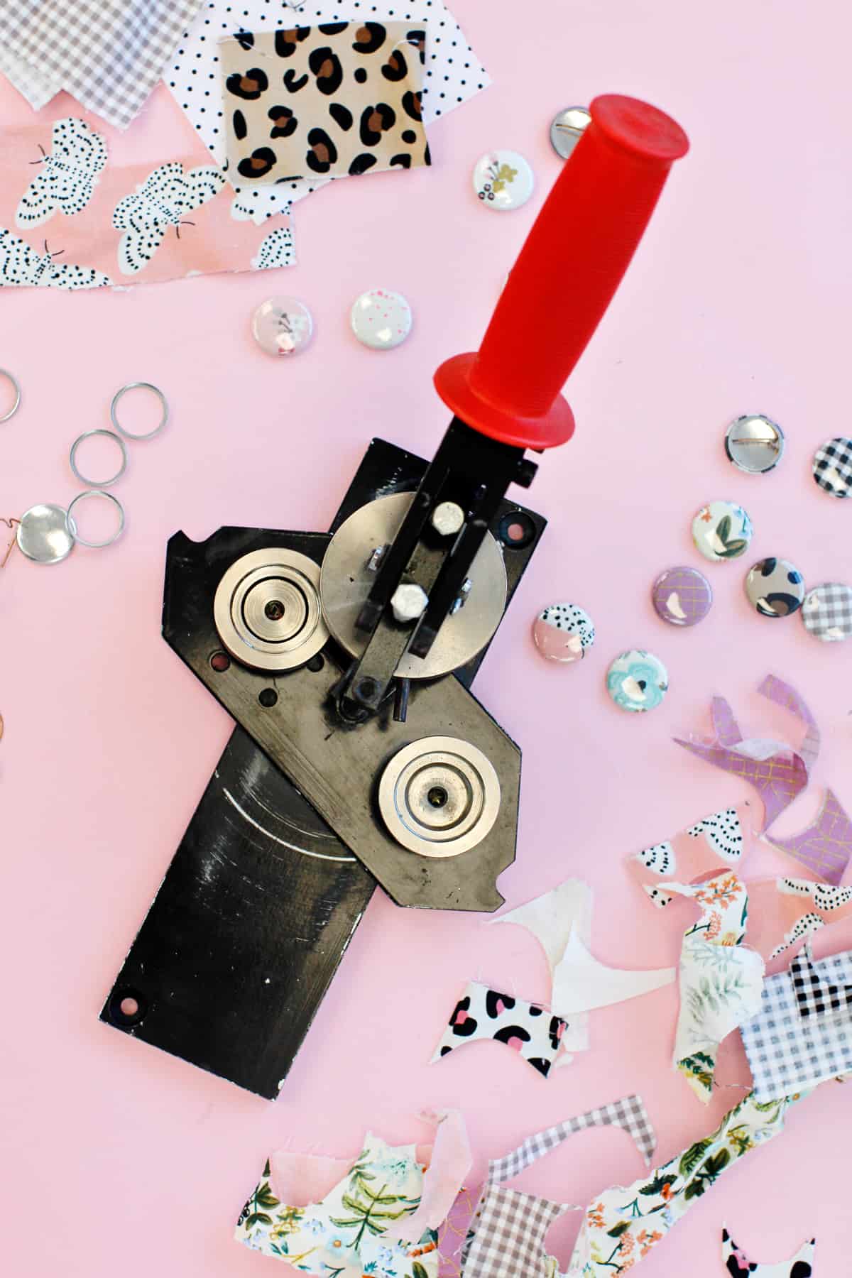 how to make button pins with fabric scraps - see kate sew